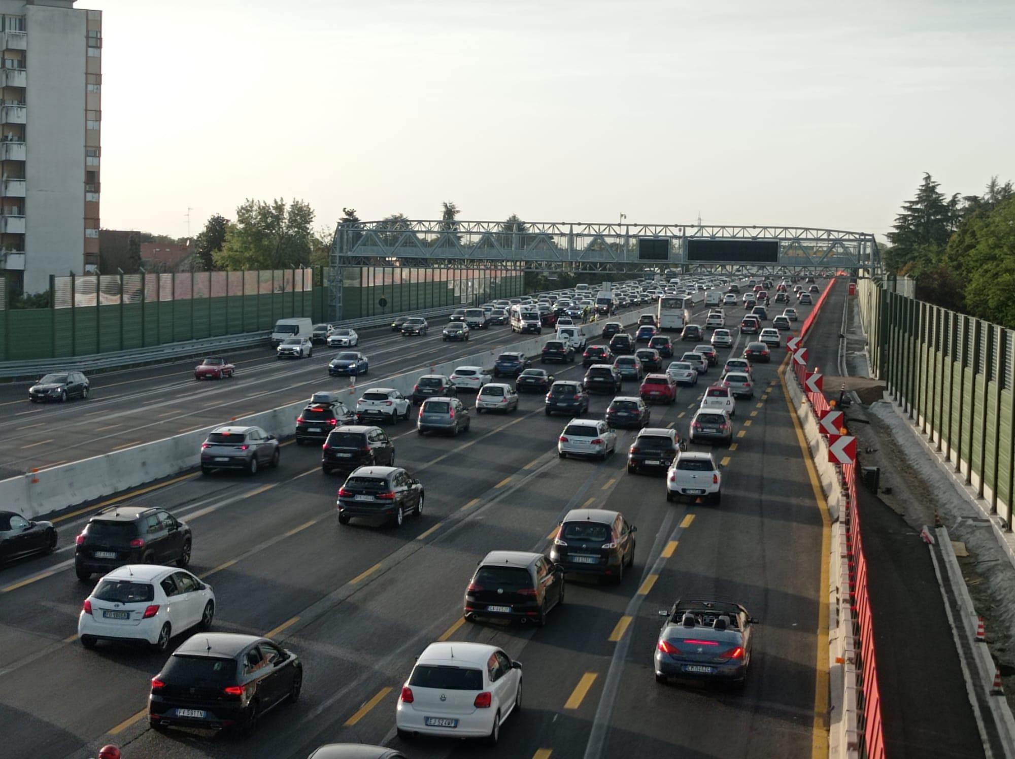 Incidente in autostrada a Milano, schianto sulla A4 tra un camion e tre ... Incidente in autostrada a Milano, schianto sulla A4 tra un camion e tre ...