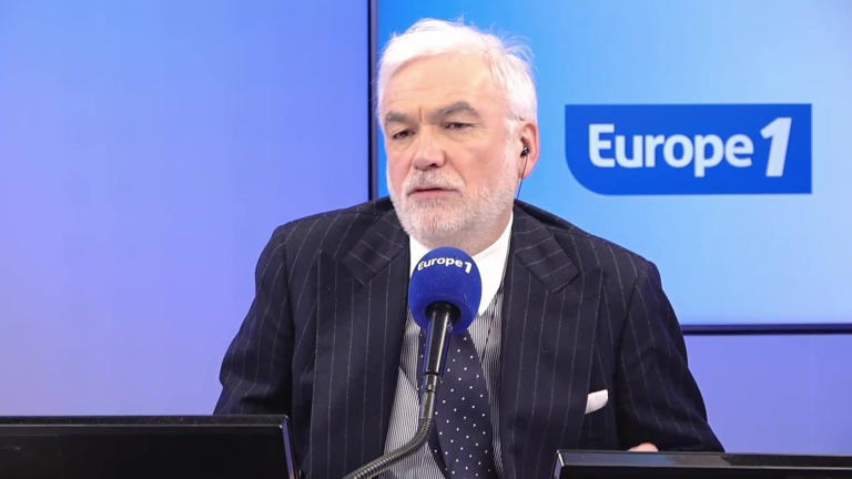 Pascal Praud et vous - Édito de Patrick Cohen sur l'arrêt de C8 : «Se ... Pascal Praud et vous - Édito de Patrick Cohen sur l'arrêt de C8 : «Se ...