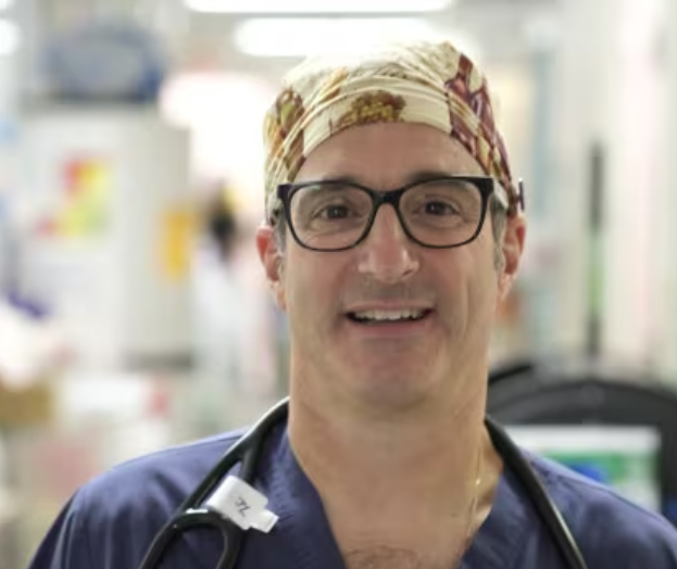 Médico infarta enquanto atendia paciente que estava infartado