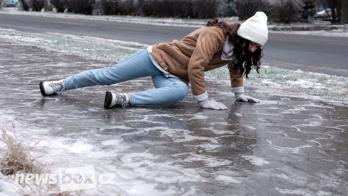 Ledovkové počasí v Česku přetrvává. Platí aktualizovaná výstraha