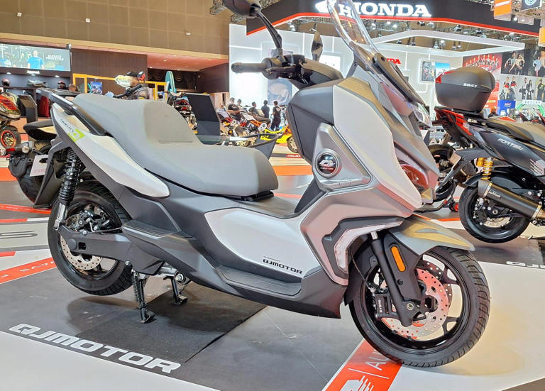 QJMotor Pamerkan Motor Listrik Mirip XMAX di IIMS 2024, Begini Tampaknya