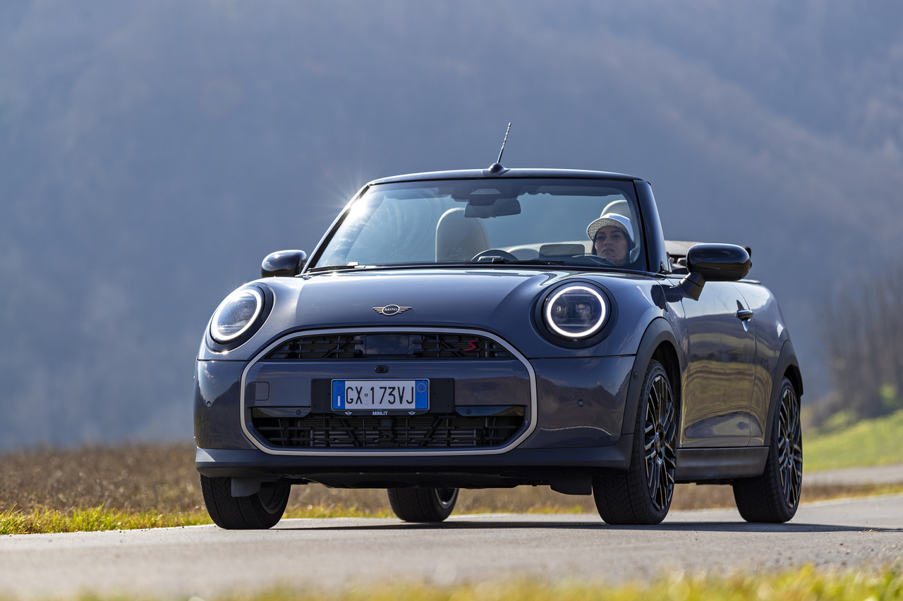 Mini Cooper Cabrio, il fascino senza tempo della guida all’aria aperta