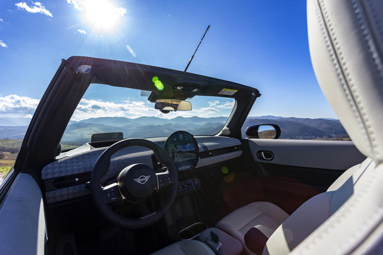 Mini Cooper Cabrio, il fascino senza tempo della guida all’aria aperta