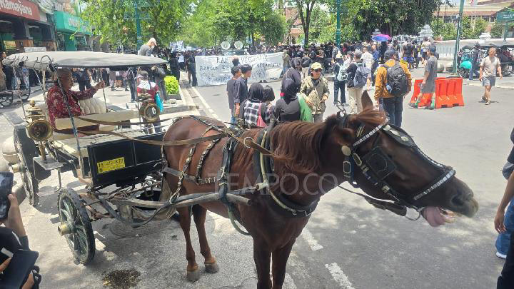 Jalan Malioboro Lumpuh karena Aksi Mahasiswa Kritik Prabowo Jalan Malioboro Lumpuh karena Aksi Mahasiswa Kritik Prabowo