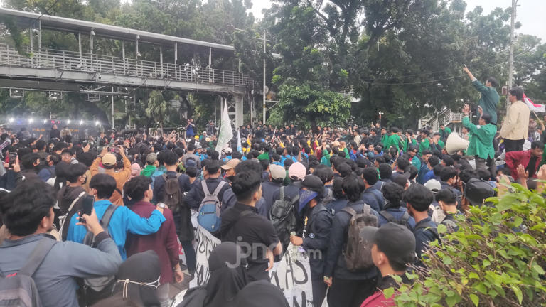 Demo Indonesia Gelap Sempat Memanas, Mahasiswa Merobohkan Pagar Beton Demo Indonesia Gelap Sempat Memanas, Mahasiswa Merobohkan Pagar Beton