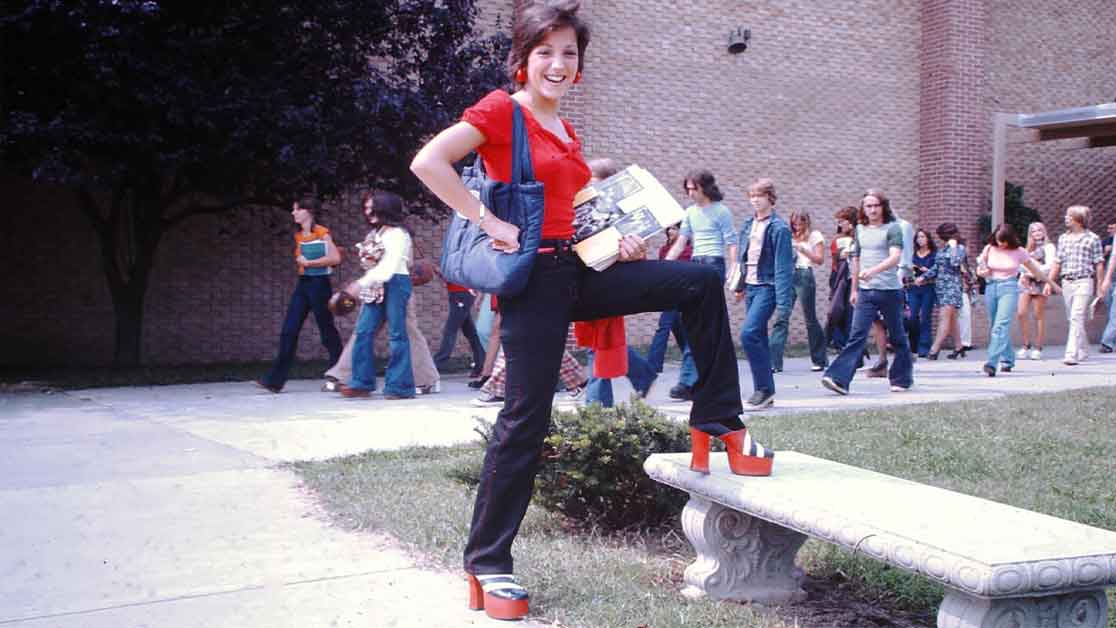 25 Photos Of Life In 1975 The History Books Skipped