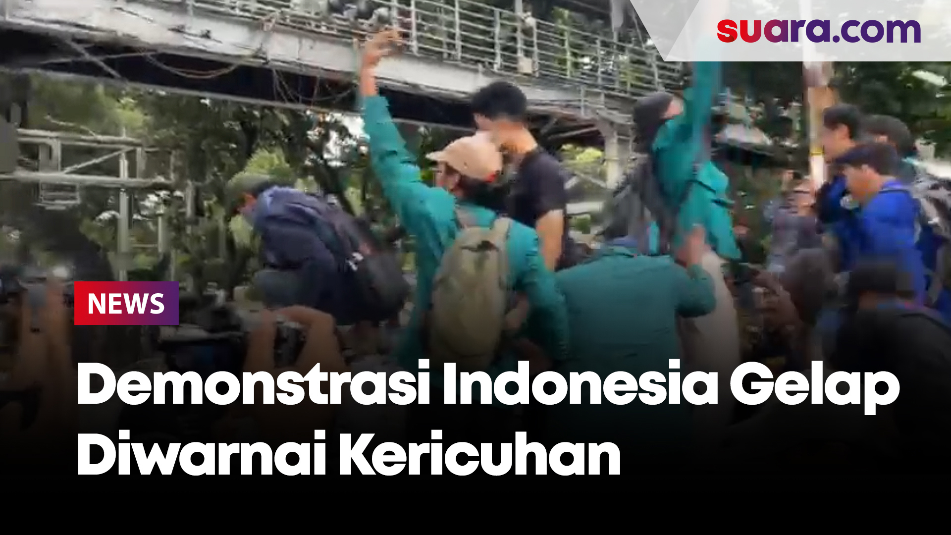 Demo Indonesia Gelap di Jakarta Memanas! Massa Robohkan Barrier Polisi ... Demo Indonesia Gelap di Jakarta Memanas! Massa Robohkan Barrier Polisi ...