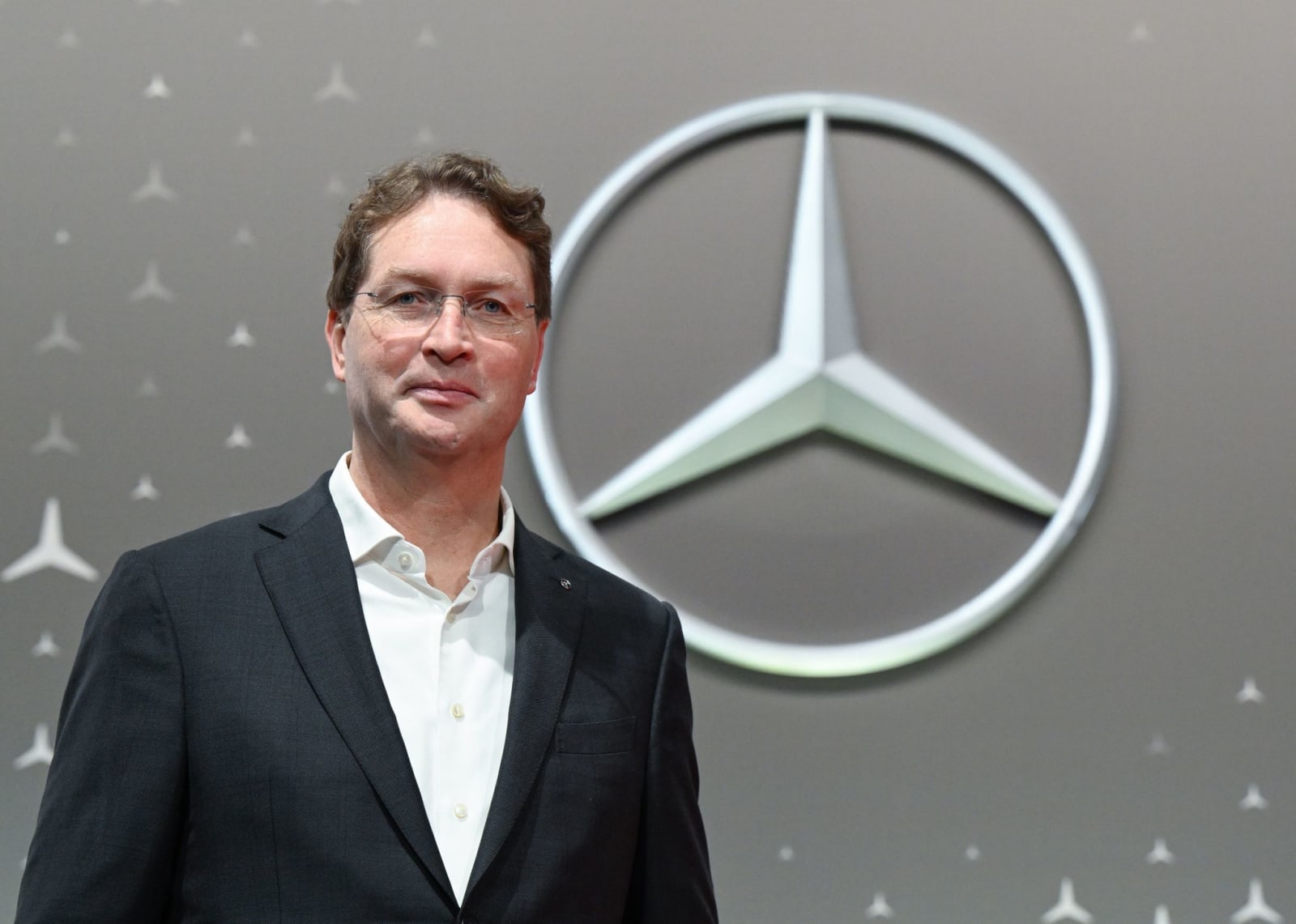 German carmaker Mercedes-Benz eyes turnaround as profits plunge