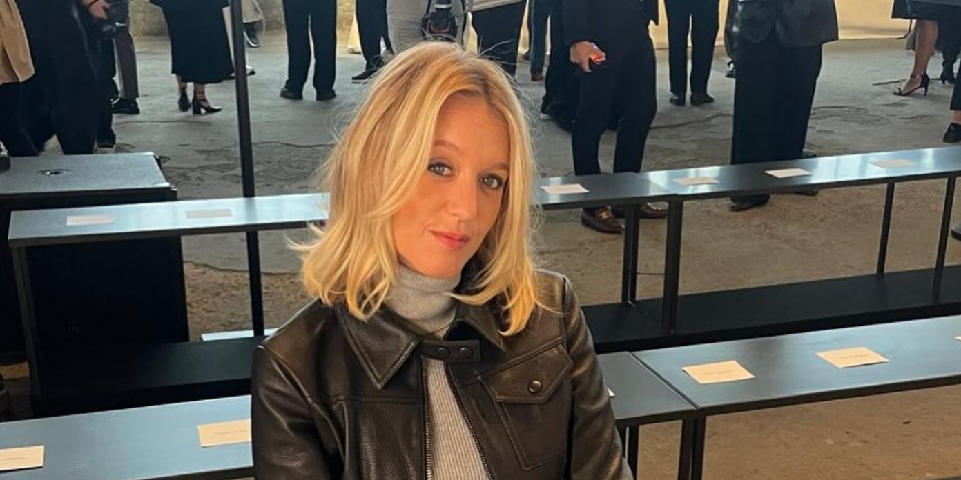 Com vestido com fenda, atriz de 45 anos deixa as pernas à mostra