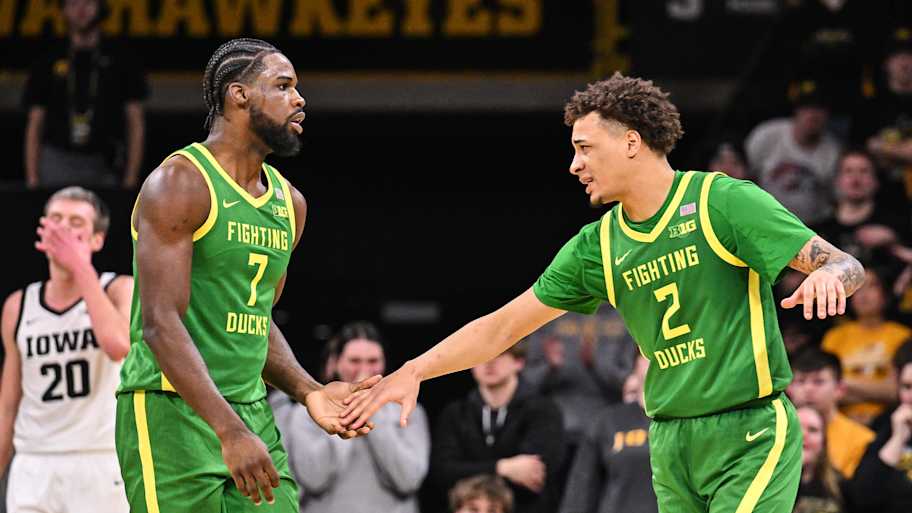 Oregon Ducks Beat Iowa With Clutch Performance From Nate Bittle: Snap ...