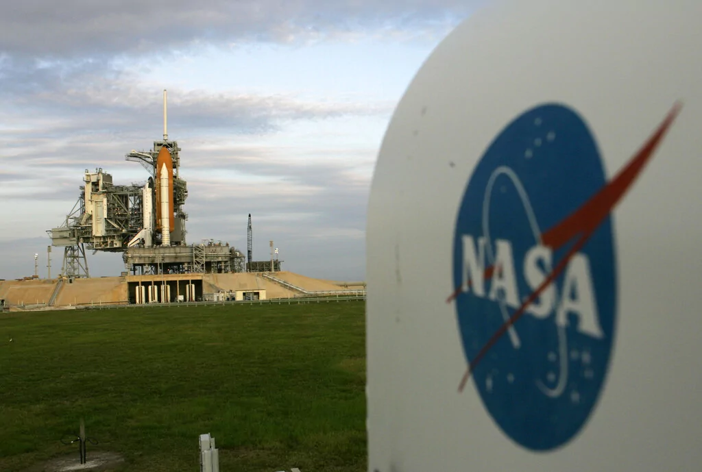 Four senior officials close to NASA moon program retire