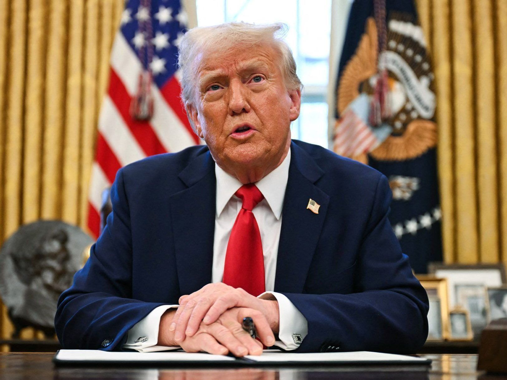 President Donald Trump speaks with Team USA before 4 Nations final ...