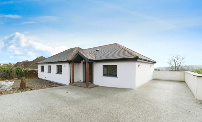 This recently remodelled £1.1m Liss home has extraordinary views of ...