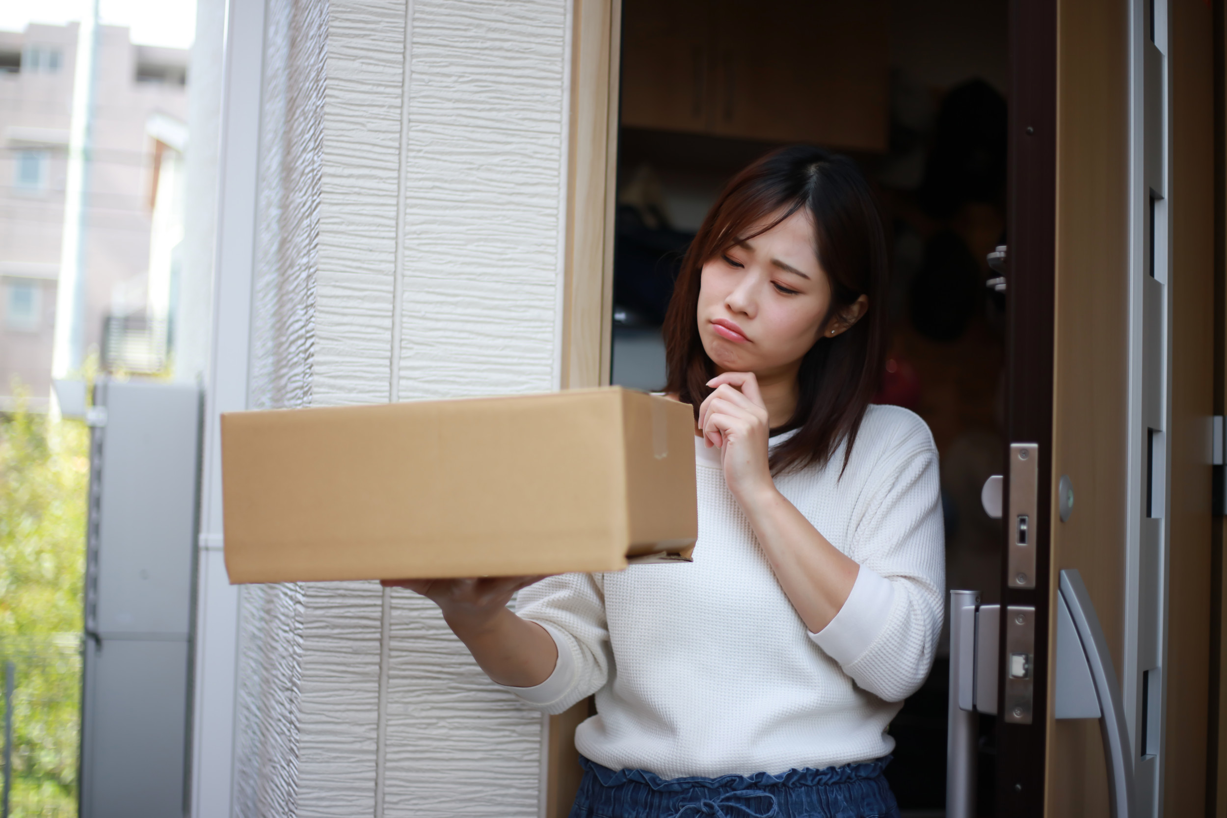 Hysterics As Delivery Driver Hides Package Under Mat, but There's a Problem