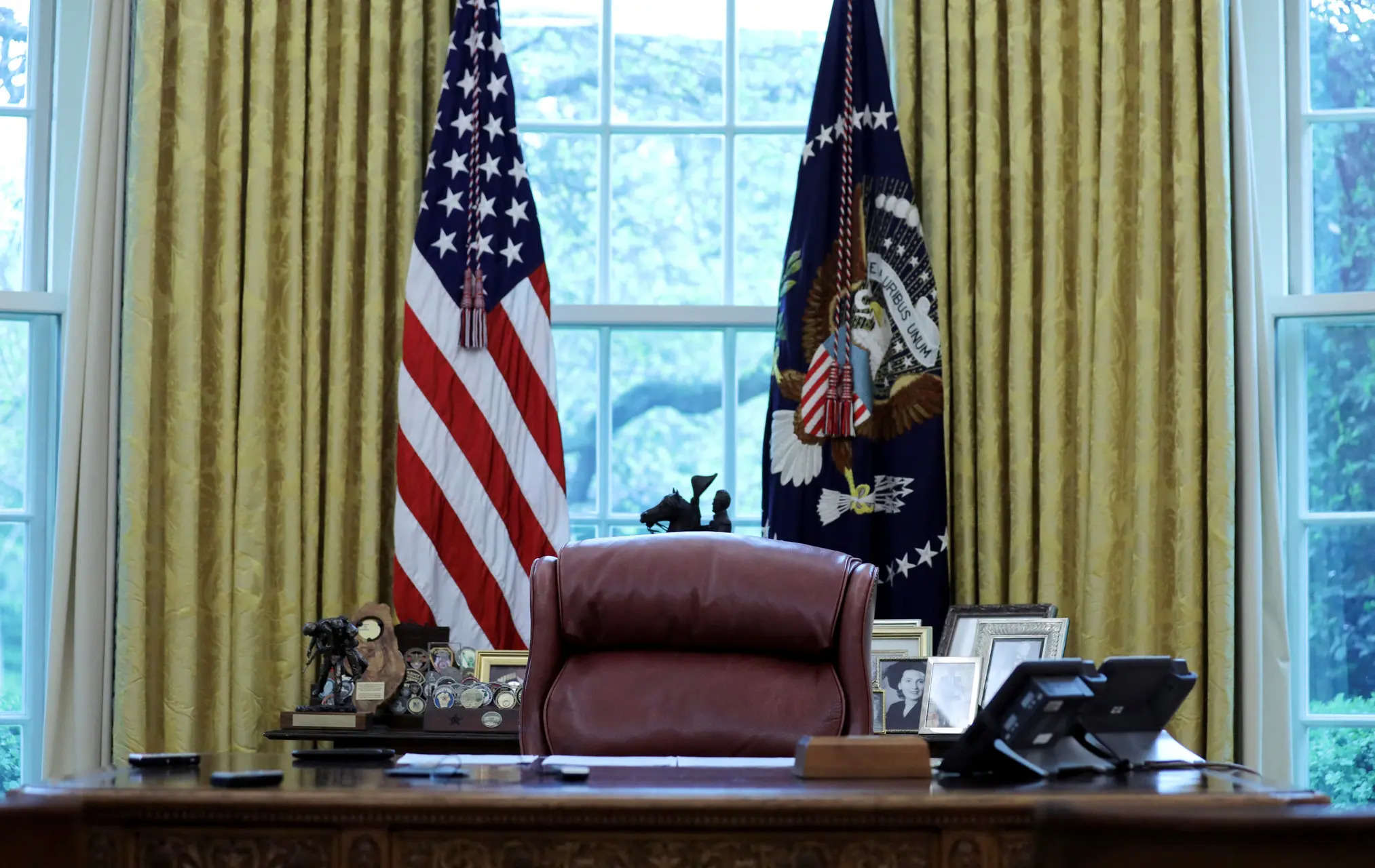 Has Donald Trump replaced the iconic 145-year-old Resolute desk at the ...