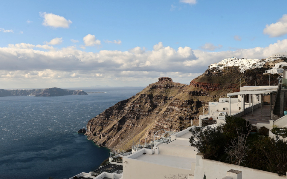 Η ανακοίνωση του Δήμου Θήρας για την κατολίσθηση: «Δεν τίθεται θέμα ...