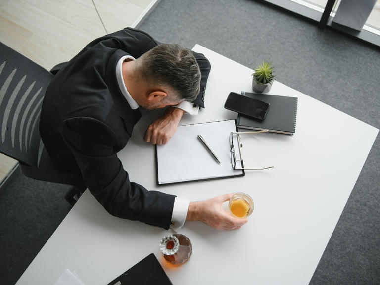 Tylu Polaków pracuje „pod wpływem”. Ujawniono szokujące dane