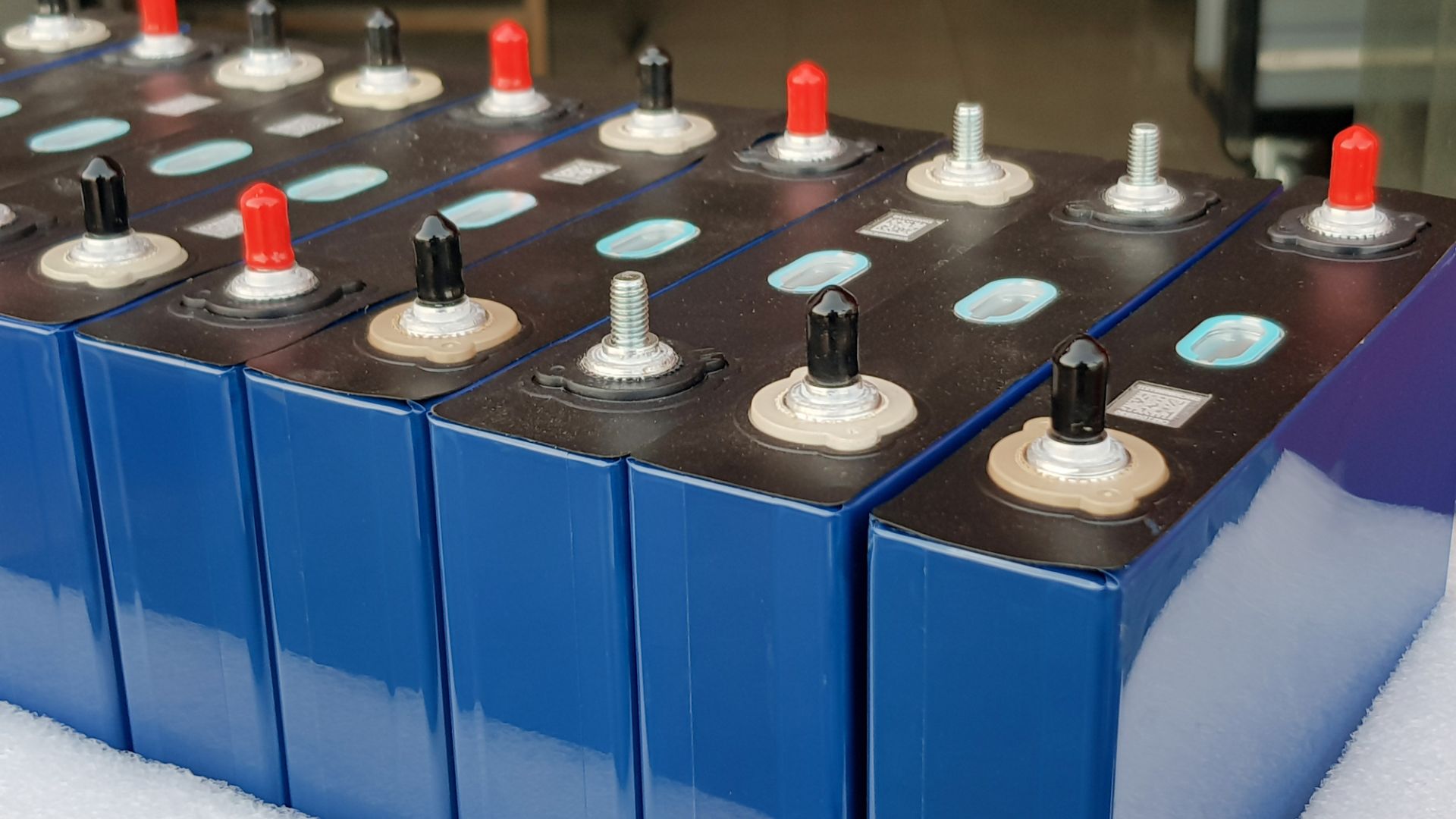 Simple salt tweak pushes sodium batteries past 500 cycles and 70% ...