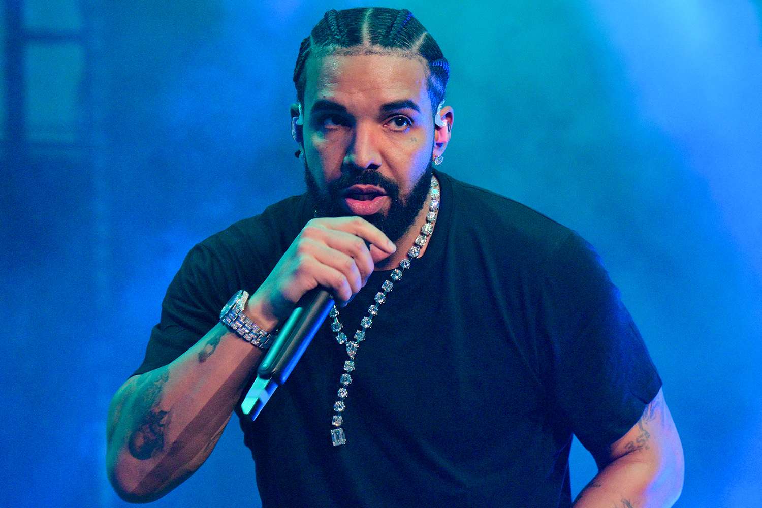 Drake Gives Pregnant Concertgoer a VIP Seat and Offers $30k in Sydney ...