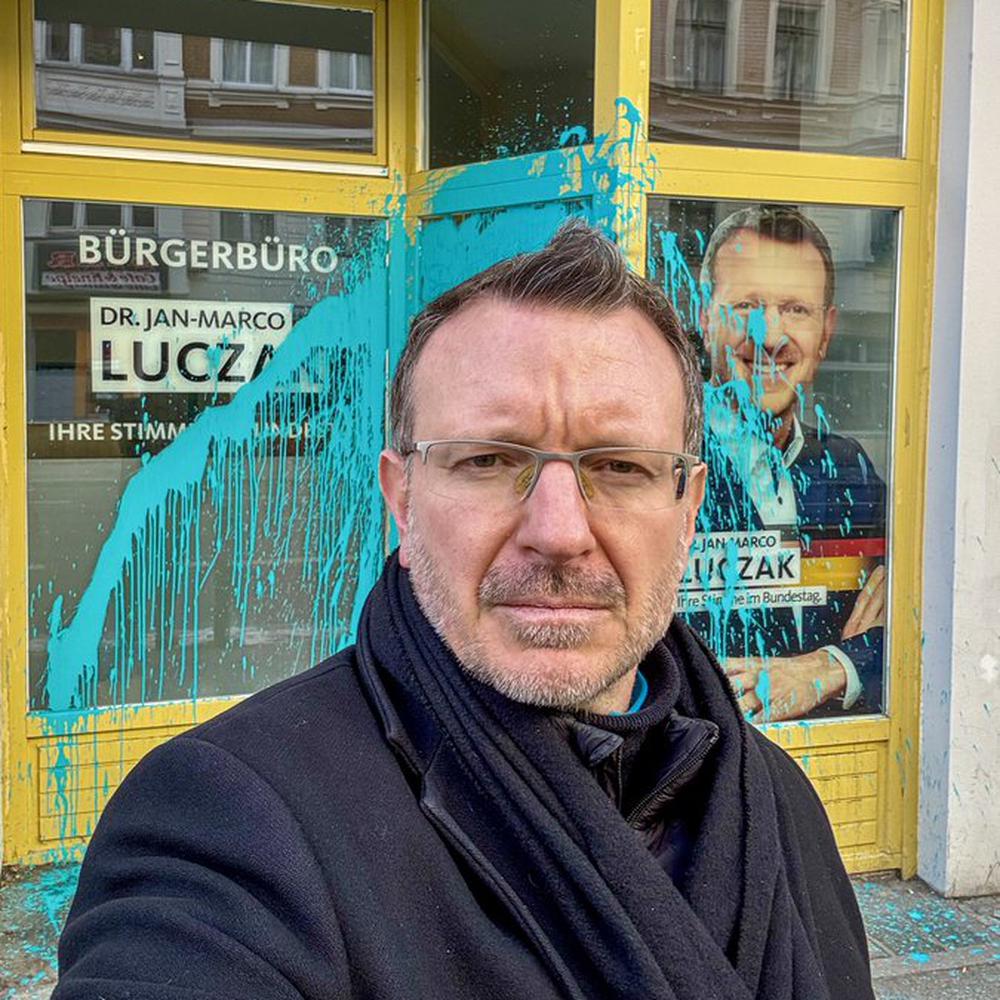 „Der Wahlkampf bekommt langsam totalitäre Züge“: Farbanschlag auf ...