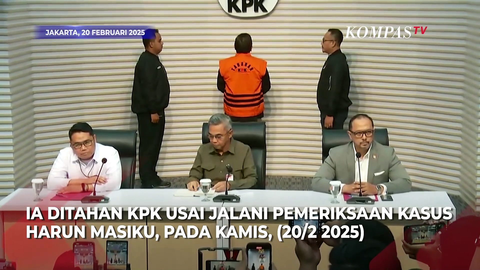 Senyum Hasto Pakai Rompi Tahanan KPK Sambil Kepalkan Tangan