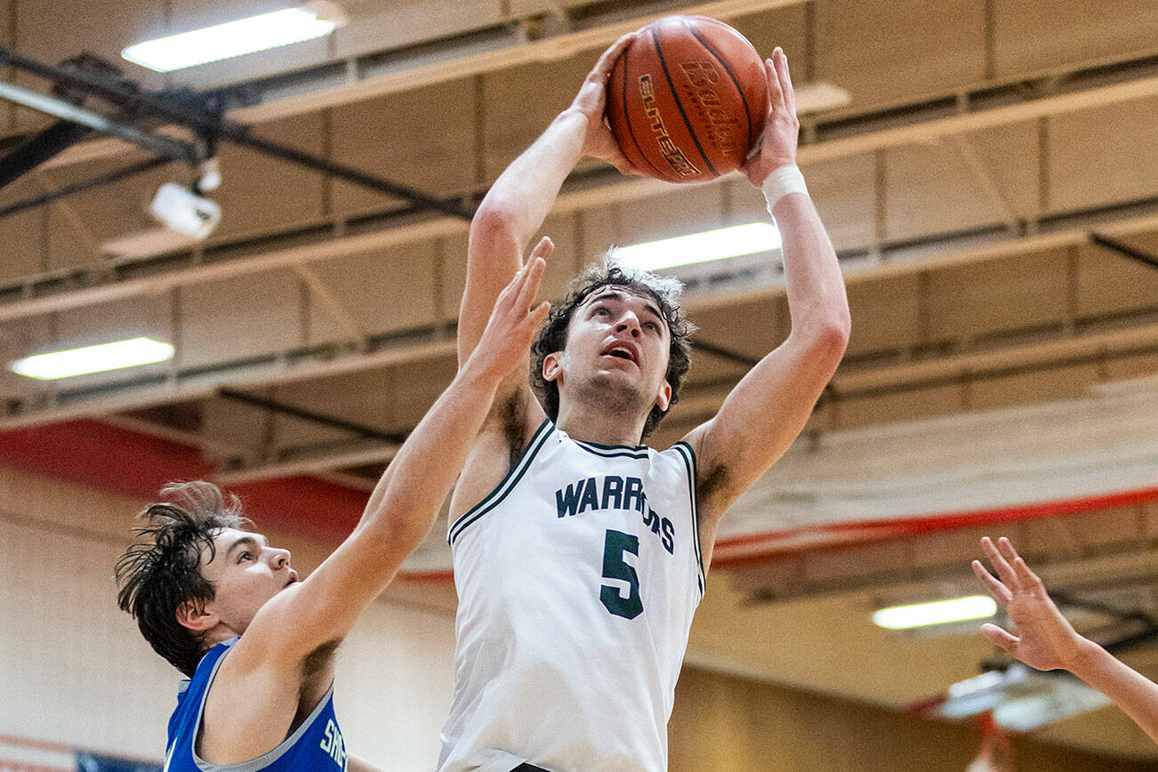 Hiatt’s halftime buzzer-beater rallies Edmonds-Woodway