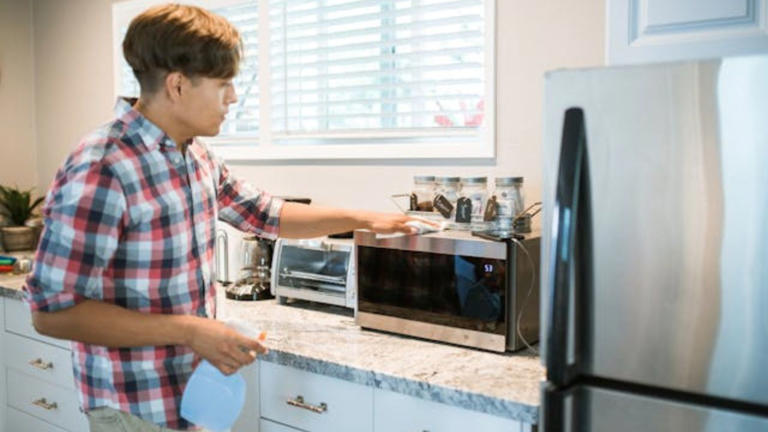 Degreasing kitchen cabinets is a breeze with these 8 tricks that work