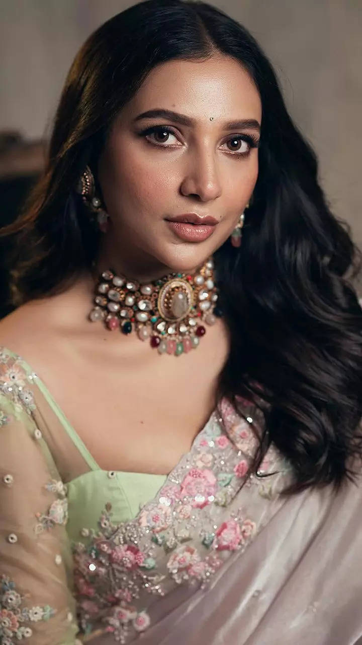 Subhashree Ganguly turns heads with her glamorous blush pink saree