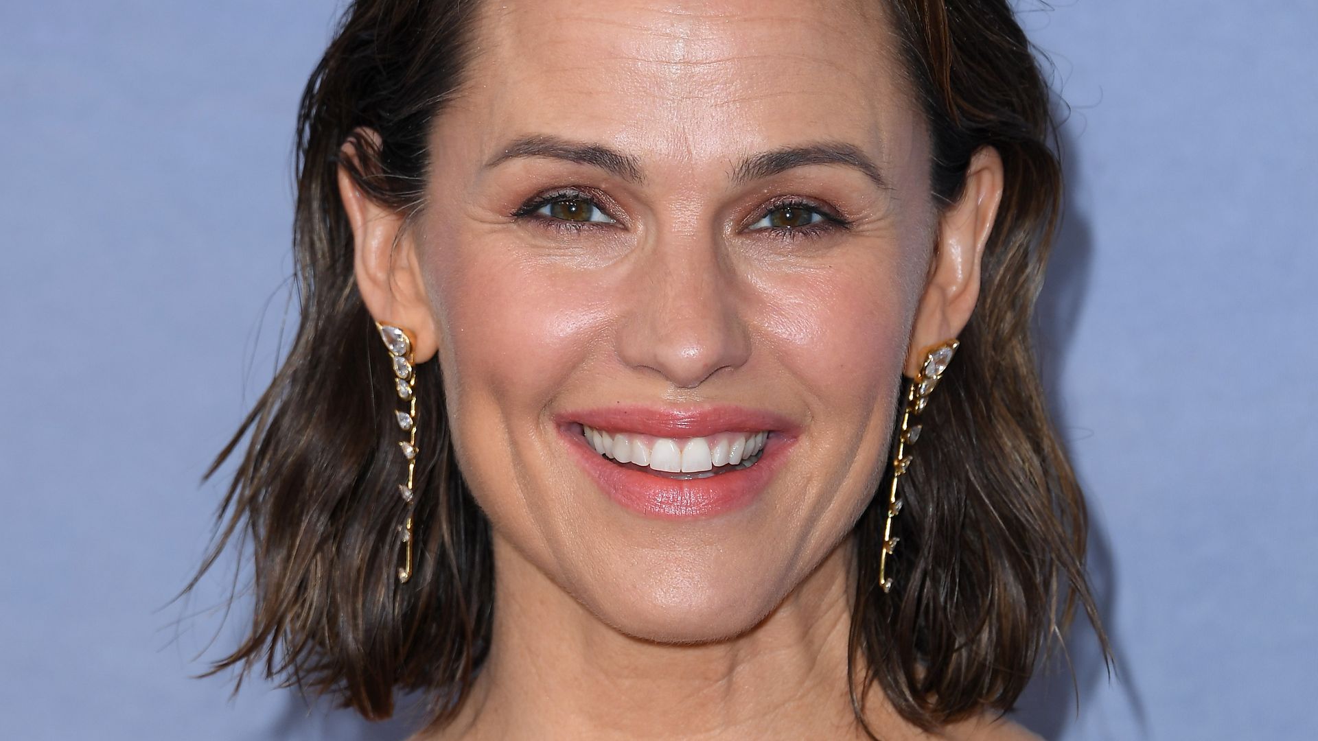 Jennifer Garner looks radiant in strapless dress during trip to Paris ...