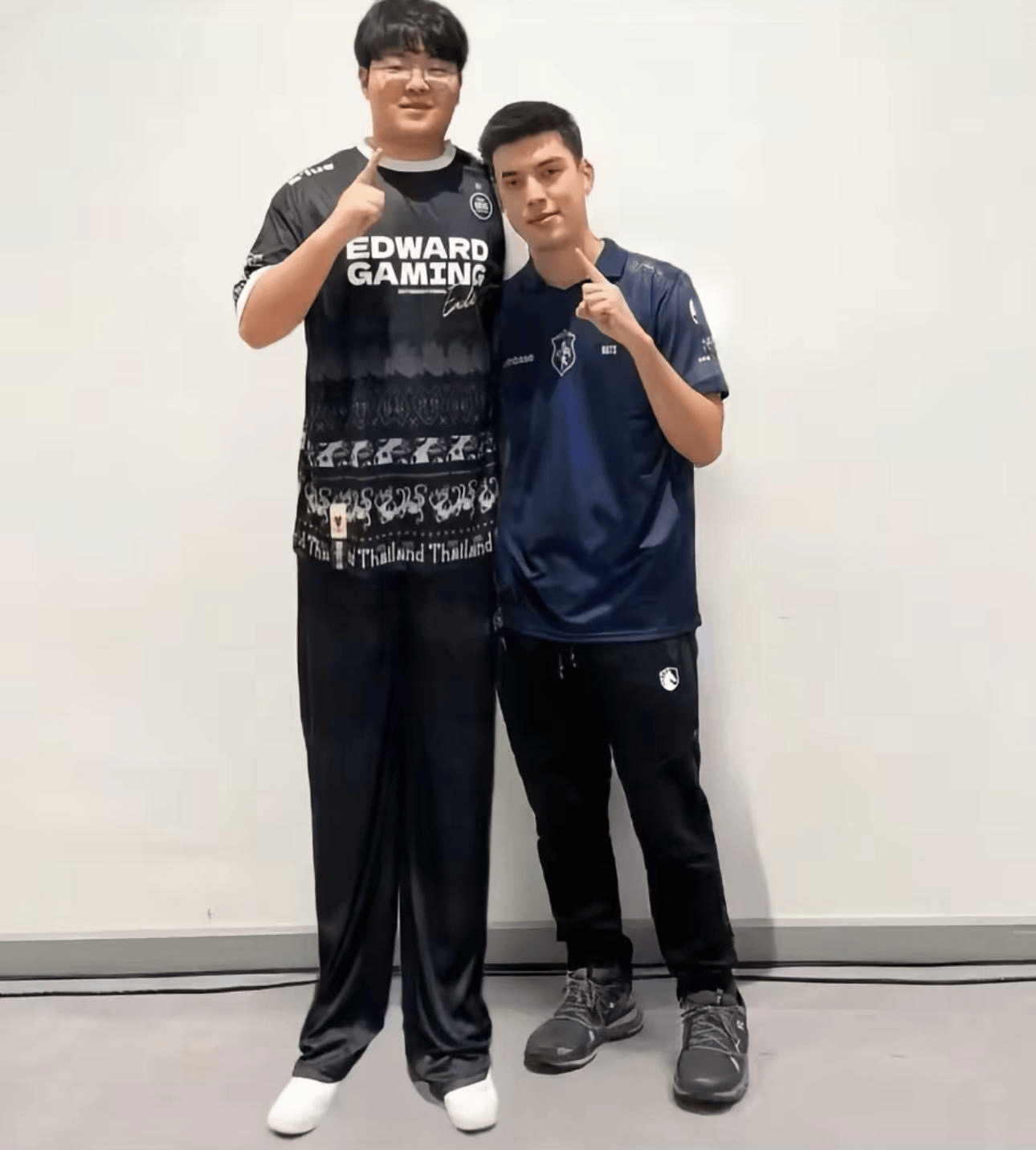 TL晒CHICHOO与nAts合影恶搞图并配文：他越来越强壮了