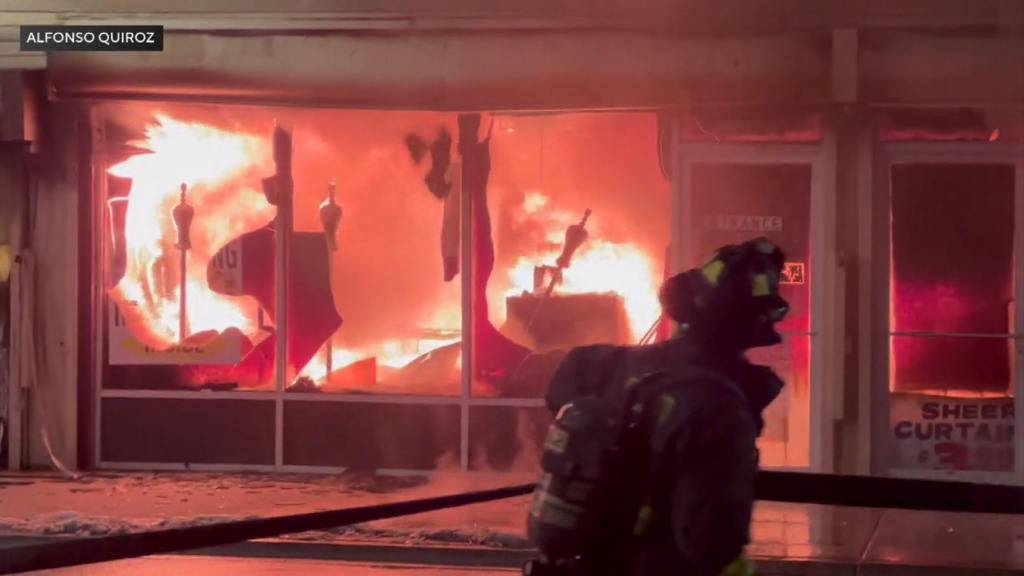 Firefighter hurt when extra-alarm blaze blasts through furniture store ...