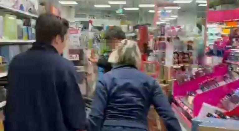 Caos a Civitanova, prova a rubare un profumo all'Acqua & Sapone ma i commessi lo cacciano. Poi ...