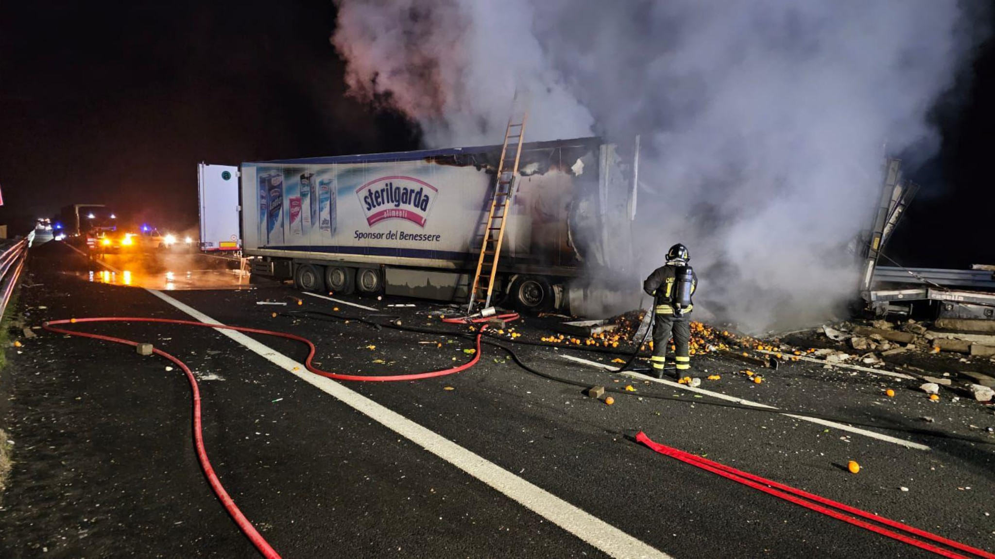 Tir salta carreggiata e si incendia, riaperta la A1 in entrambi i sensi ... Tir salta carreggiata e si incendia, riaperta la A1 in entrambi i sensi ...