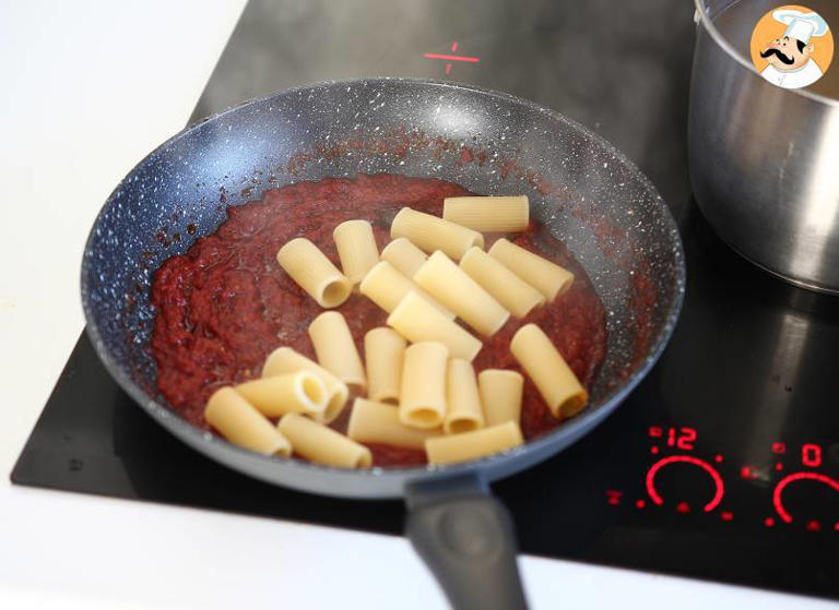 Pates à la sauce 'nduja, l’un des plus célèbres produits du sud de l ...