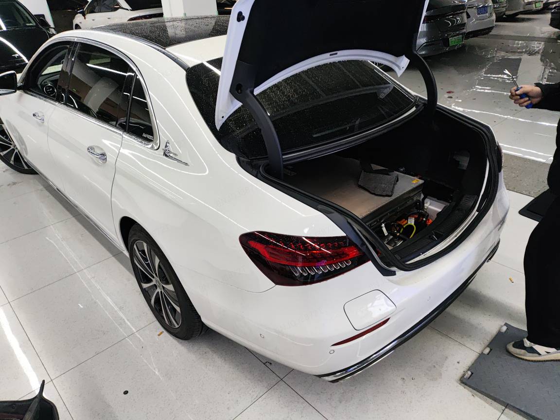 奔驰 奔驰E级新能源 2022款 改款二 E 350 e L 插电式混合动力运动轿车实拍图