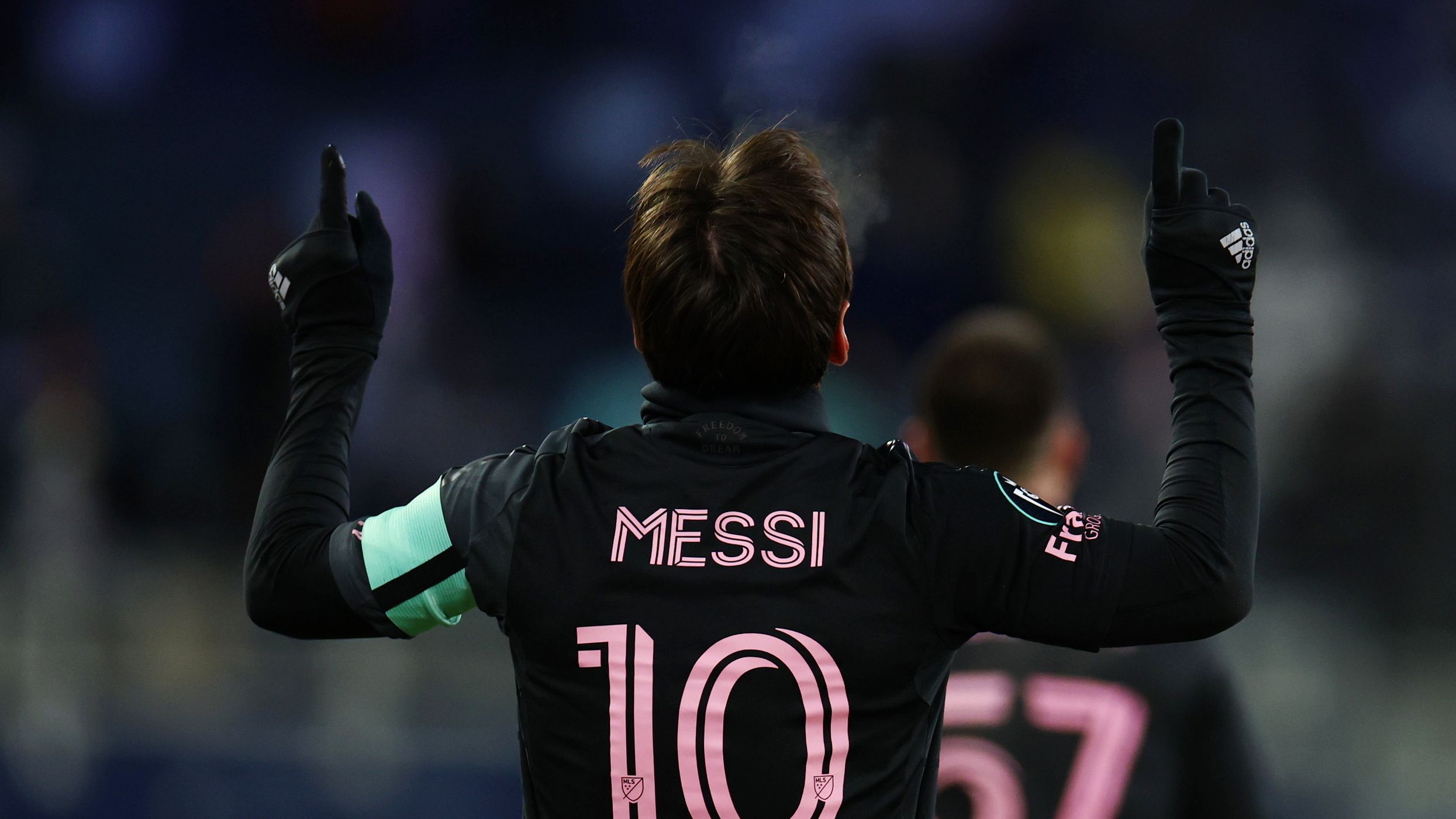 Kuriose Bitte bei minus 17 Grad! Lionel Messi macht Schiedsrichter ...