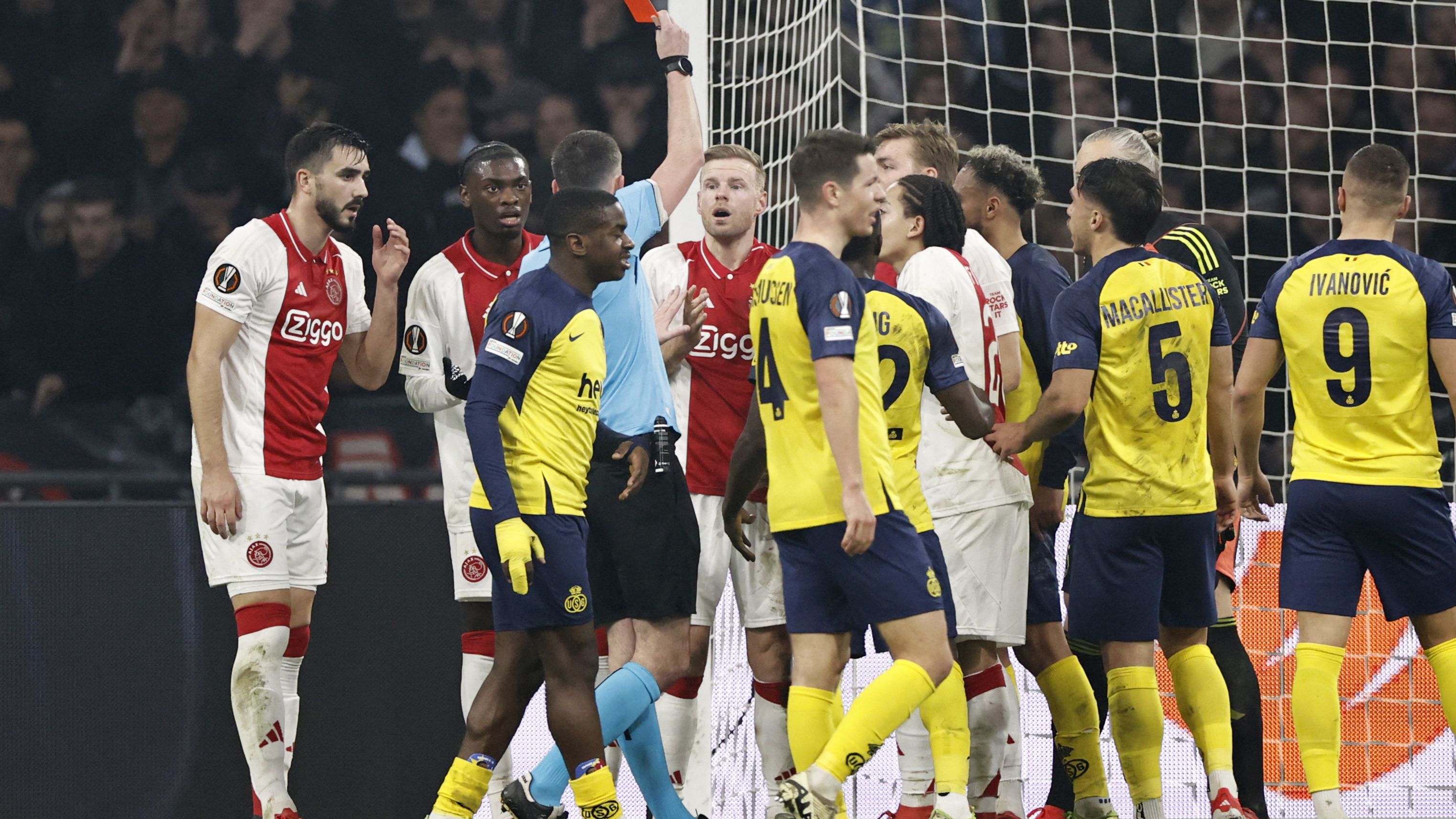 Wie einst Luis Suárez! Ehemaliger Bundesliga-Profi kassiert verrückten ...