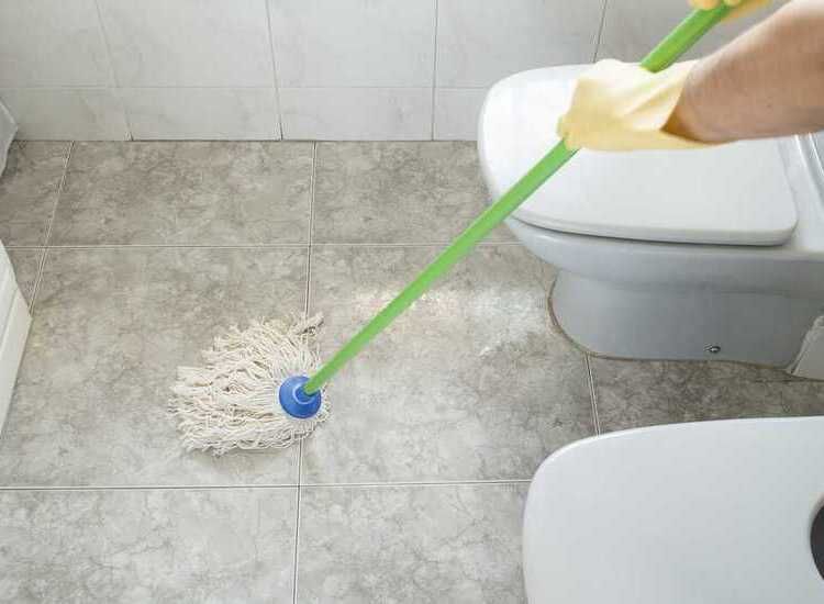 Cara Cepat Hilangkan Bau Pesing di Lantai Kamar Mandi Tanpa Pakai Karbol