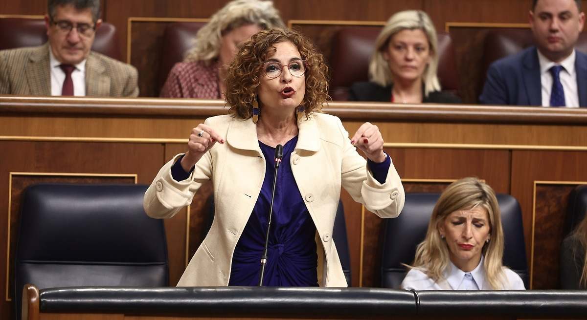 Montero anuncia una quita de 83.252 millones de la deuda que las CCAA ...