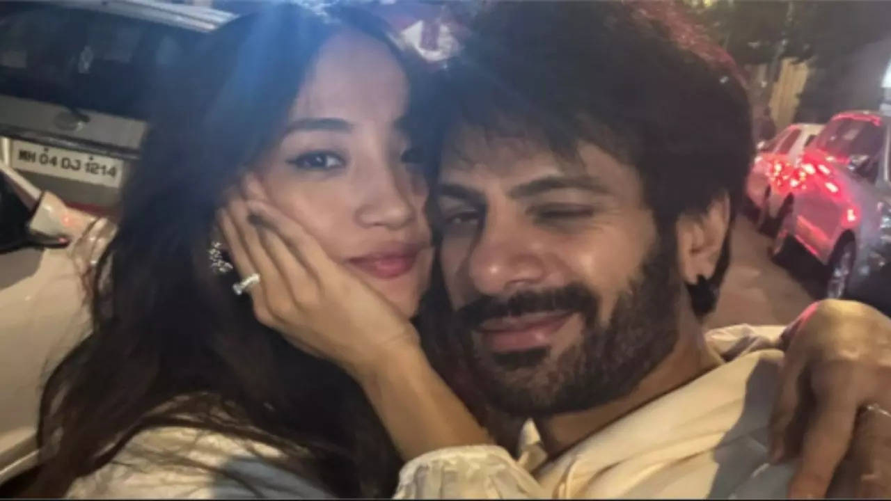 Bigg Boss 18 Winner Karan Veer Mehra Turns Cheerleader For Girlfriend ...