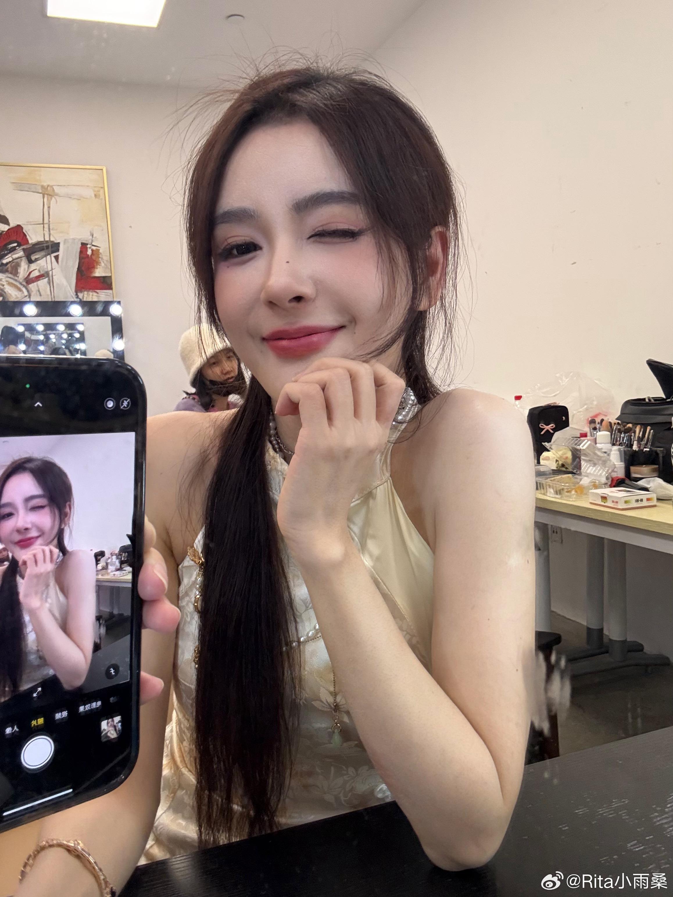 LPL官方解说Rita分享照片：旗袍小塔开工😗