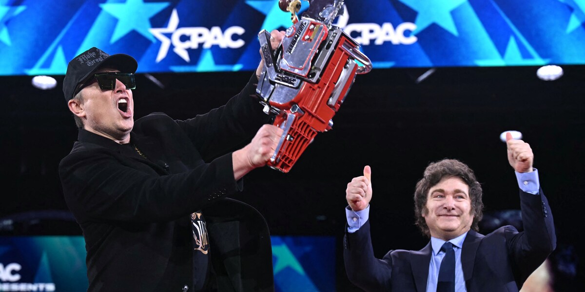 Bürokratie im Visier? - Elon Musk schwingt mit roter Kettensäge auf der Bühne