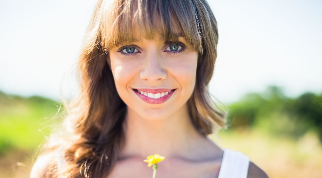 Cheveux après 50 ans : oubliez la frange rideau, la "letterbox bangs ...