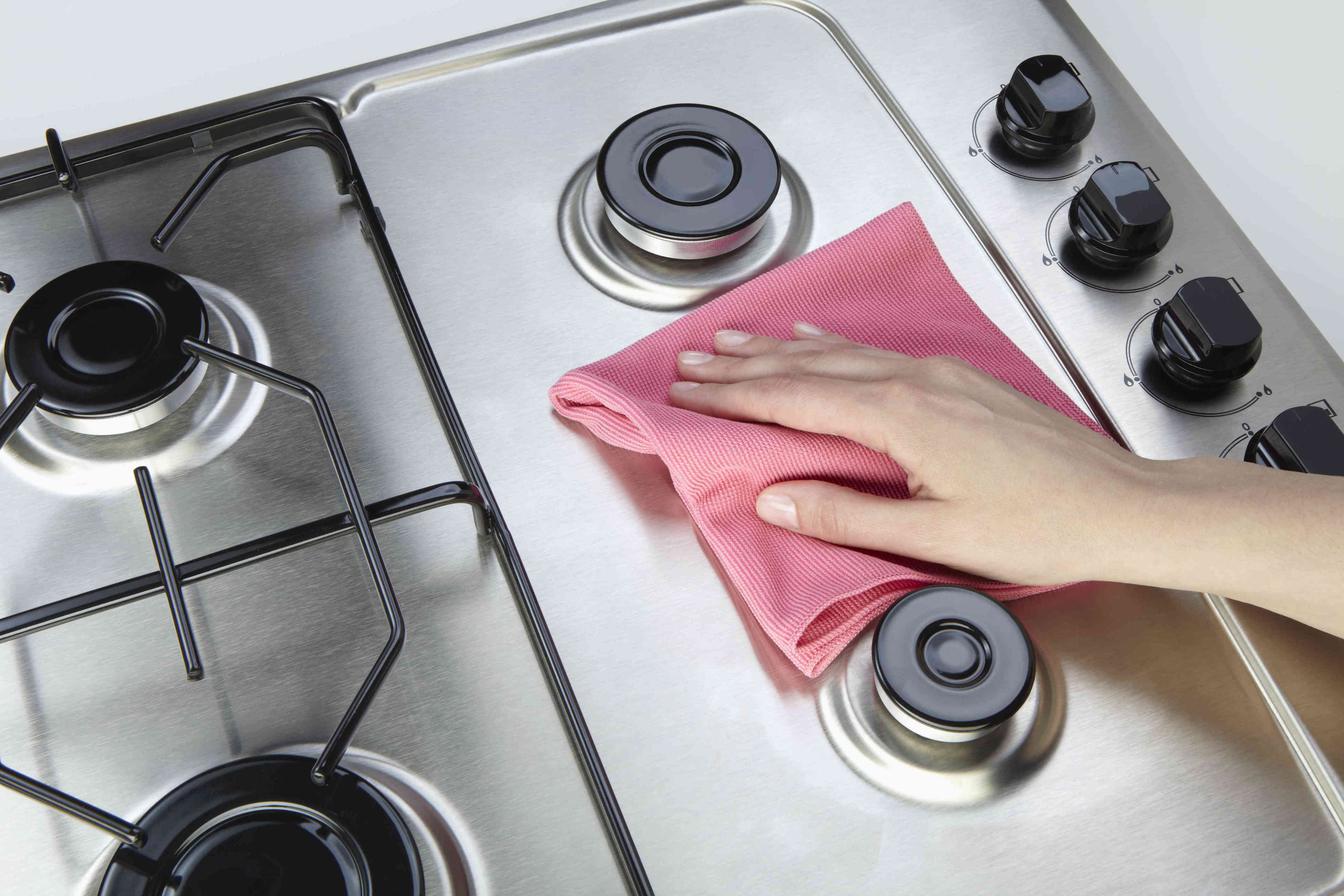 Pro cleaners agree: This trick makes cleaning your stove 10 times faster