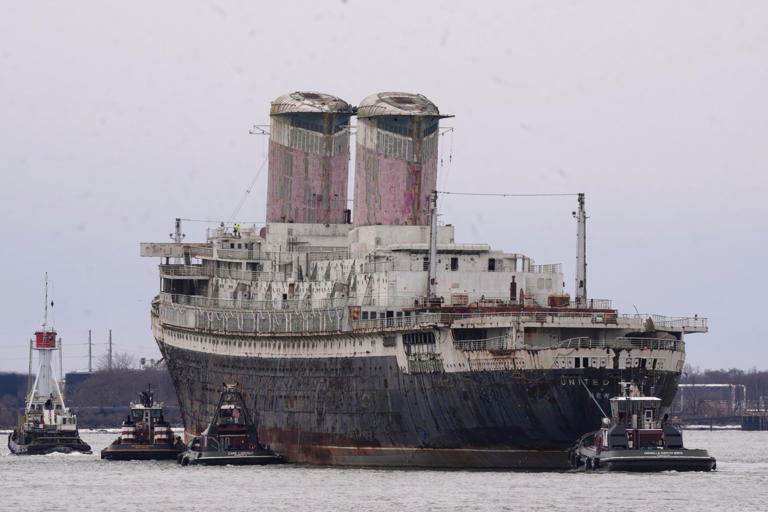 Historic US ship SS United States on its final voyage after 30 years ...