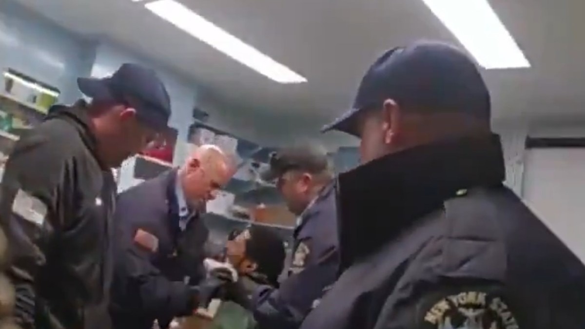 Robert Brooks's death: New York Prison Guards charged with murder