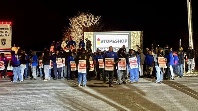 Union members hold practice picket demonstration at Stop & Shop ...