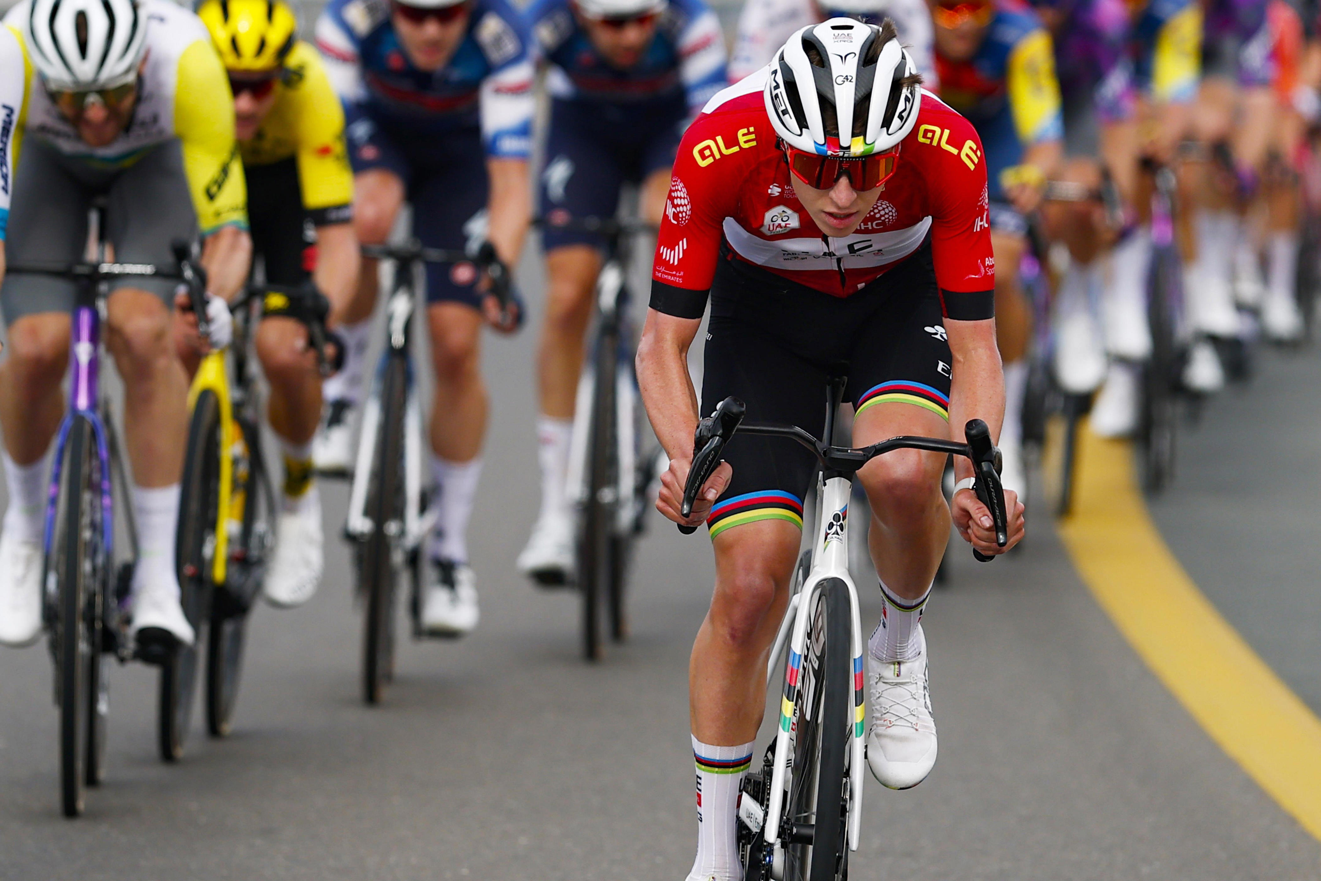 🎥 Wat doet 'ie nou?! Pogacar valt aan op 150 kilometer van het einde in ...