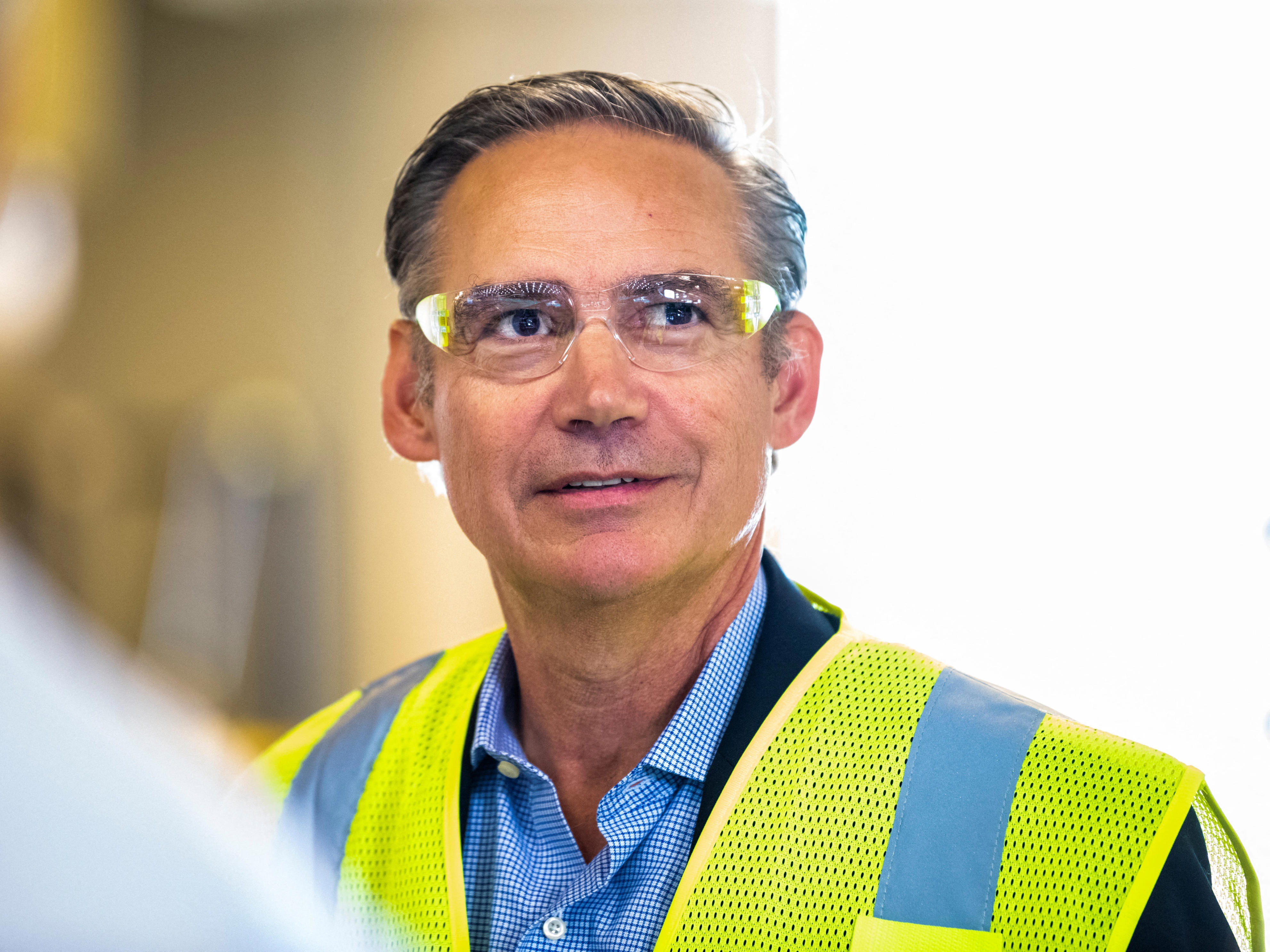 Boeing CEO praises Elon Musk for helping with the delayed Air Force One ...