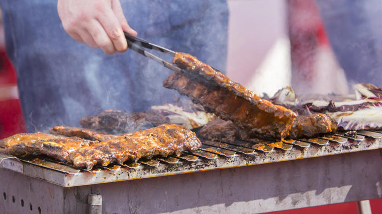 What's The Difference Between Baby Back Ribs And Spareribs?